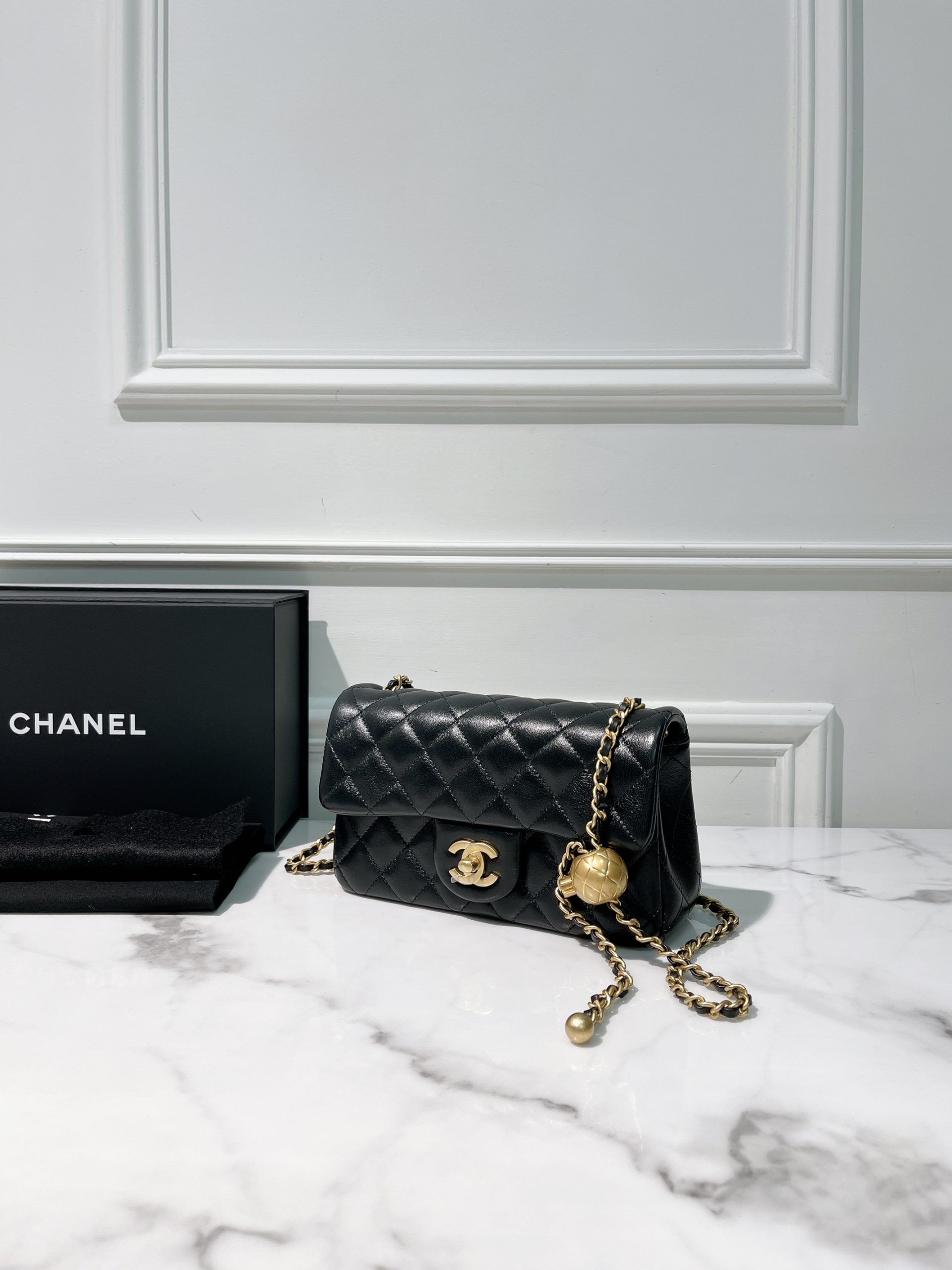 CHANEL 25A PEARL CRUSH MINI FLAP, Black/Gold - Ahli
